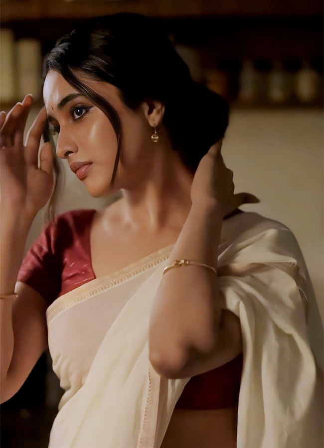 గ్లామర్‌ పాత్రలకు ఓకే.. ఫోటో షూట్ తో గ్రీన్‌ సిగ్నల్‌ (ఫొటోలు) | Actress Priyanka Arul Mohan Hot ...